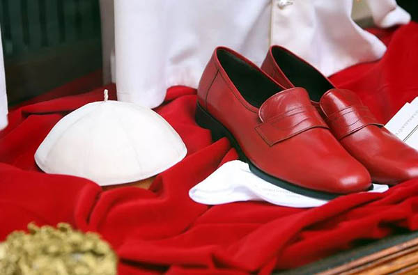 Die roten Schuhe des Papstes: Ein Symbol des Martyriums, der Demut und ...
