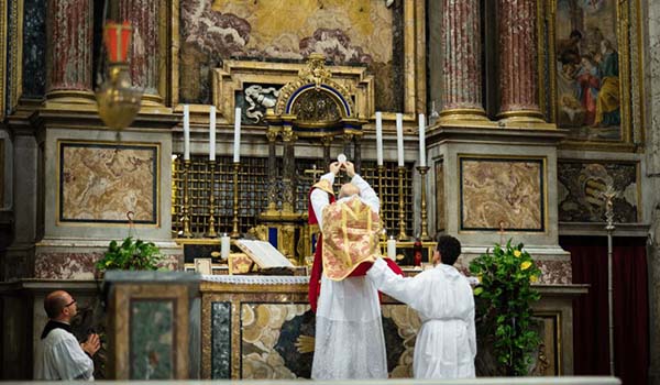 Ad Orientem: Looking to the Future in Catholic Liturgy - Catholicus.eu ...