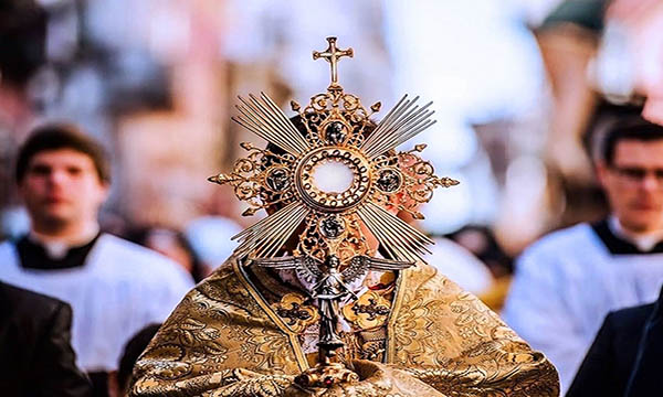 Corpus Christi: The Visible Miracle of a God Who Remains - Catholicus ...