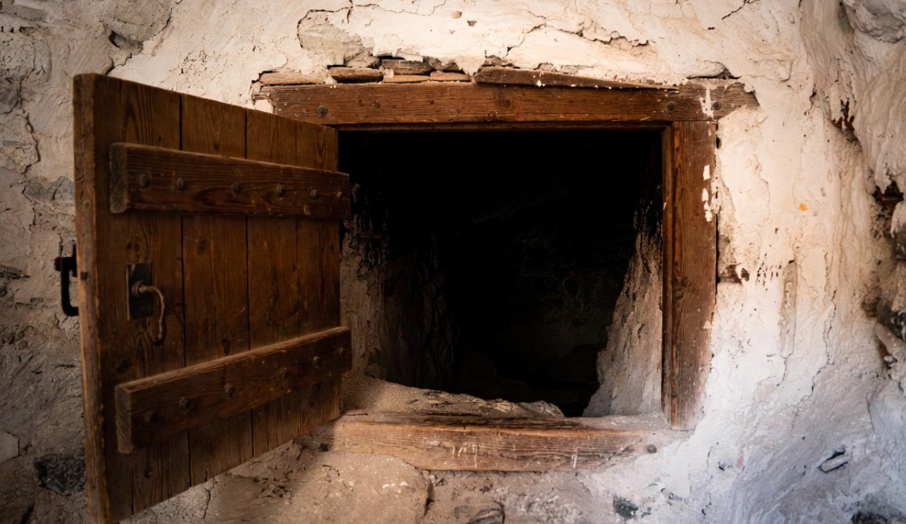 Priest Holes: The Secret Hiding Places that Protected Faith in Times of ...