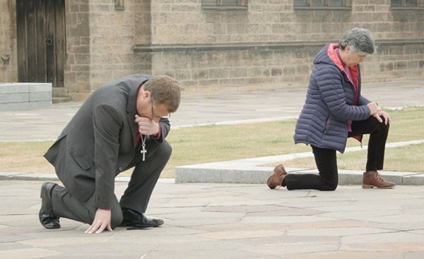 La Génuflexion : Un Geste de Révérence et d’Adoration dans la Foi Catholique - Catholicus.eu ...