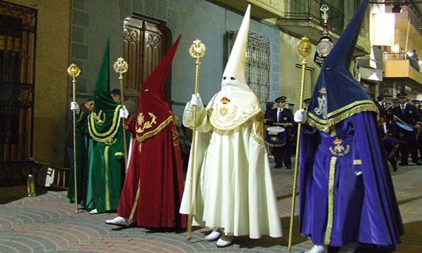 Le Capirote des Nazaréens : Au-delà du mythe, le chemin de l’âme ...