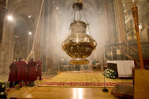 Il Simbolismo dell’Incenso nella Liturgia: Più di Fumo e Profumo ...