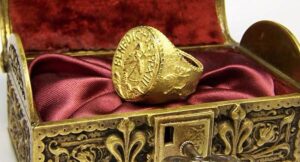 L'Anello del Pescatore: Simbolo di Autorità, Servizio e Fedeltà nella ...