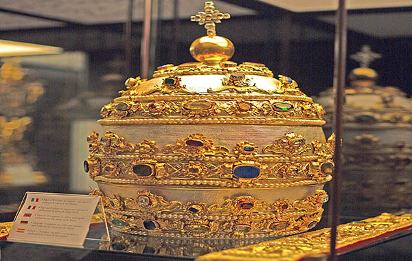 La Tiara Papale: Simbolo di Autorità e Mistero nella Storia della ...