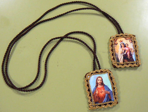 Szkaplerz: Pochodzenie, Znaczenie i Duchowa Moc Symbolu Wiary - Catholicus.eu Polski