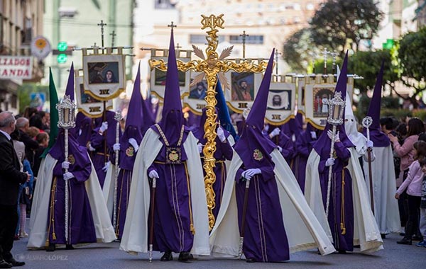 Los Nazarenos en la Semana Santa: Historia y Devoción - Catholicus.eu ...